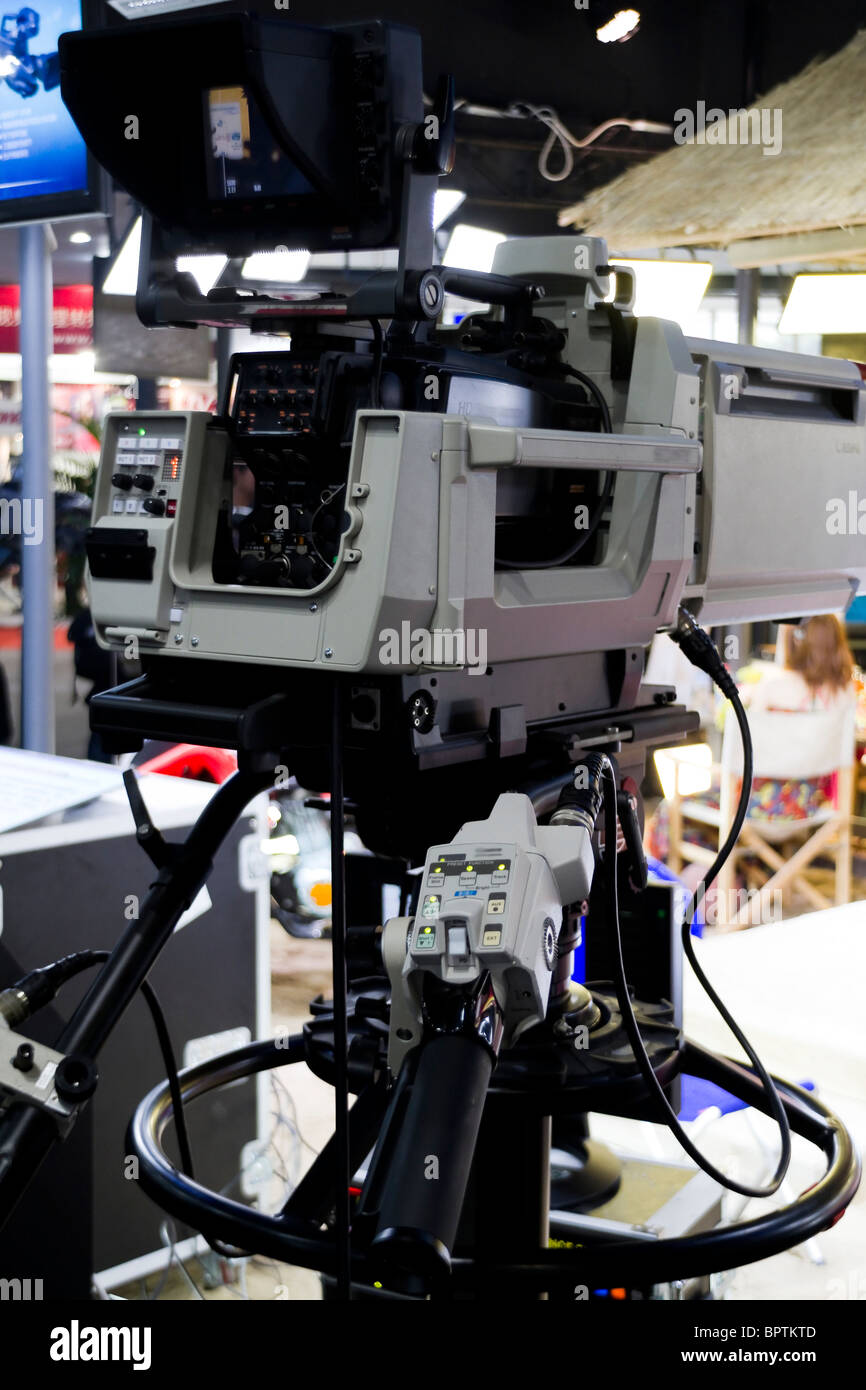 Studio interview reporter hi-res stock photography and images - Alamy