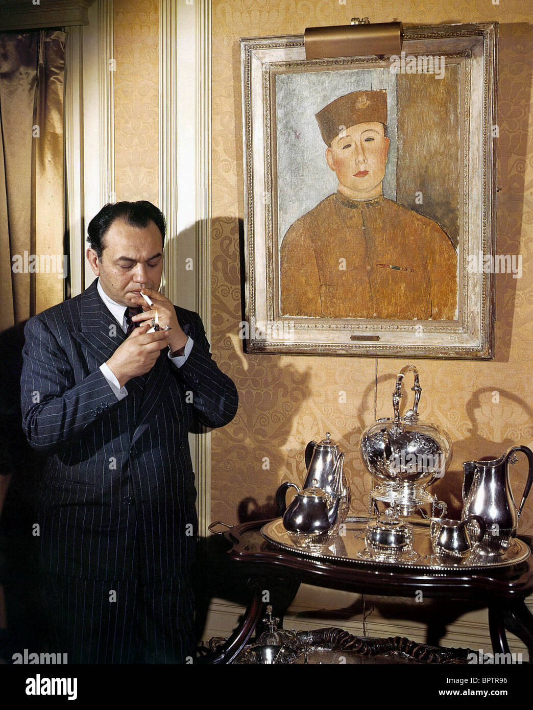 Actor edward robinson smoking hi-res stock photography and images - Alamy