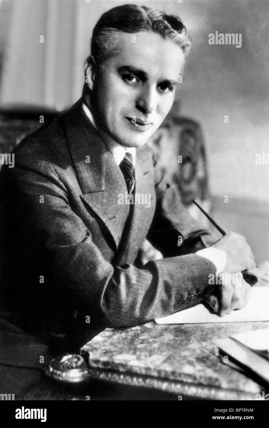 Charlie chaplin actor 1926 Black and White Stock Photos & Images - Alamy