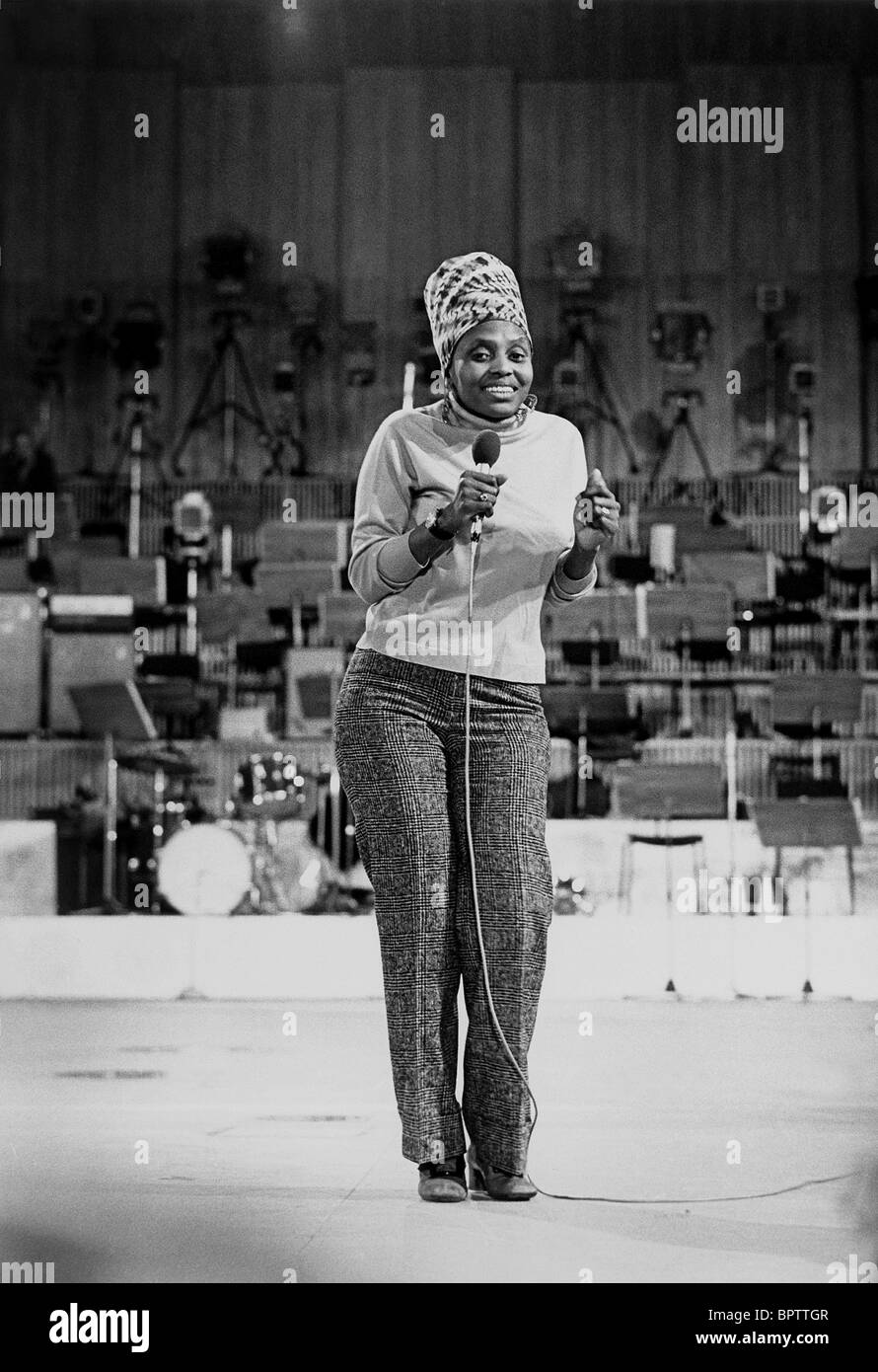 MIRIAM MAKEBA SINGER & HUMAN RIGHTS ACTIVIST (1969 Stock Photo - Alamy