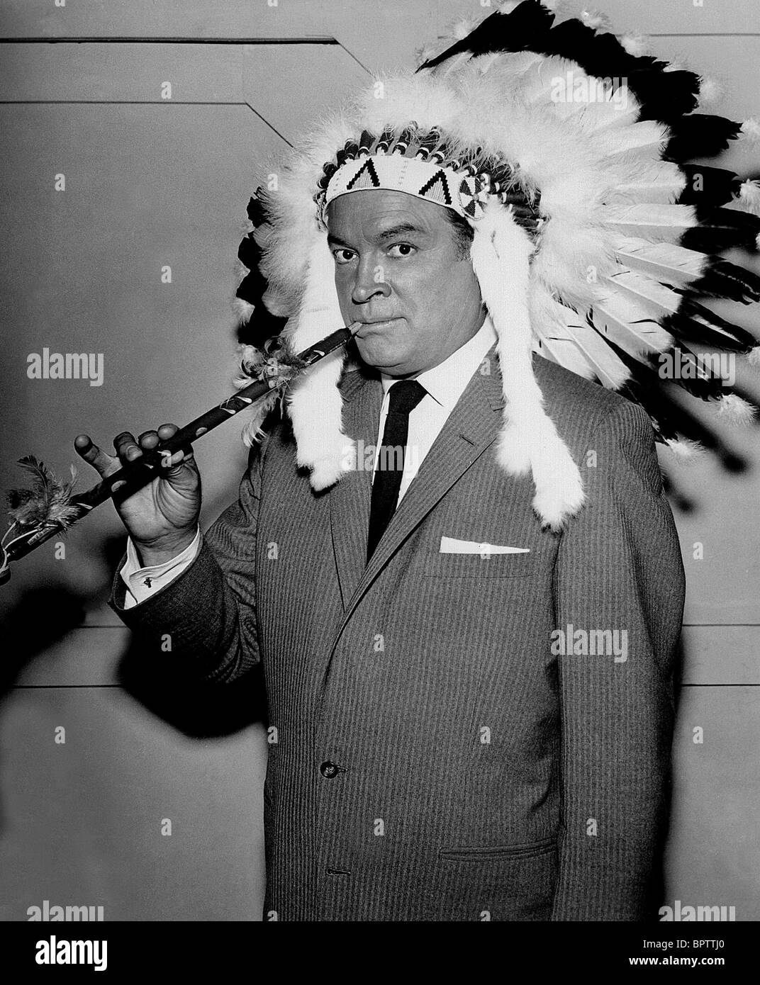 BOB HOPE WITH INDIAN HEAD DRESS ACTOR (1965 Stock Photo - Alamy