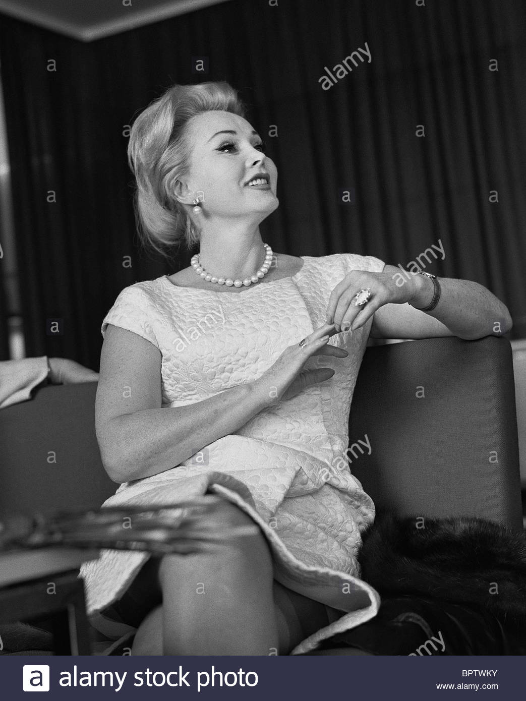 Zsa Zsa Gabor Actress Sitting Stock Photos & Zsa Zsa Gabor Actress ...