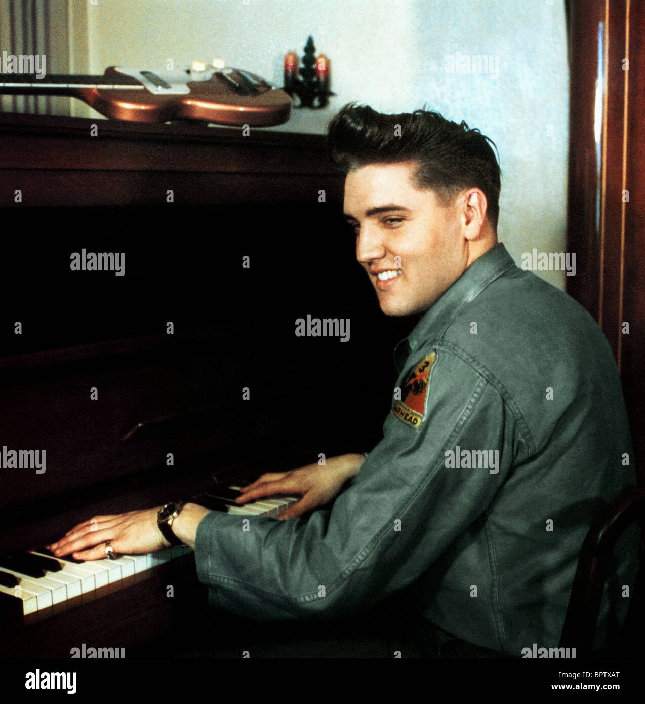 ELVIS PRESLEY SINGER & ACTOR (1958 Stock Photo - Alamy