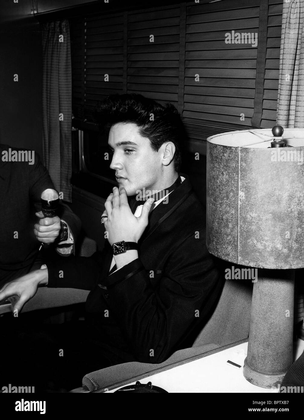 ELVIS PRESLEY DURING INTERVIEW SINGER & ACTOR (1960 Stock Photo - Alamy