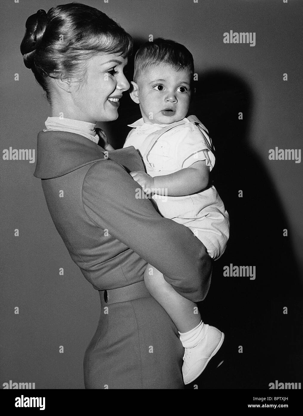 DEBBIE REYNOLDS WITH SON EMMANUEL ACTRESS WITH SON (1959 Stock Photo ...