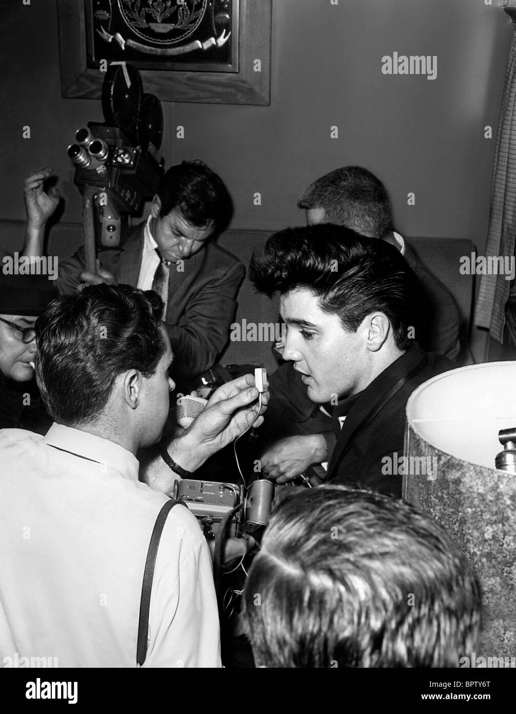 ELVIS PRESLEY DURING INTERVIEW SINGER & ACTOR (1959 Stock Photo - Alamy
