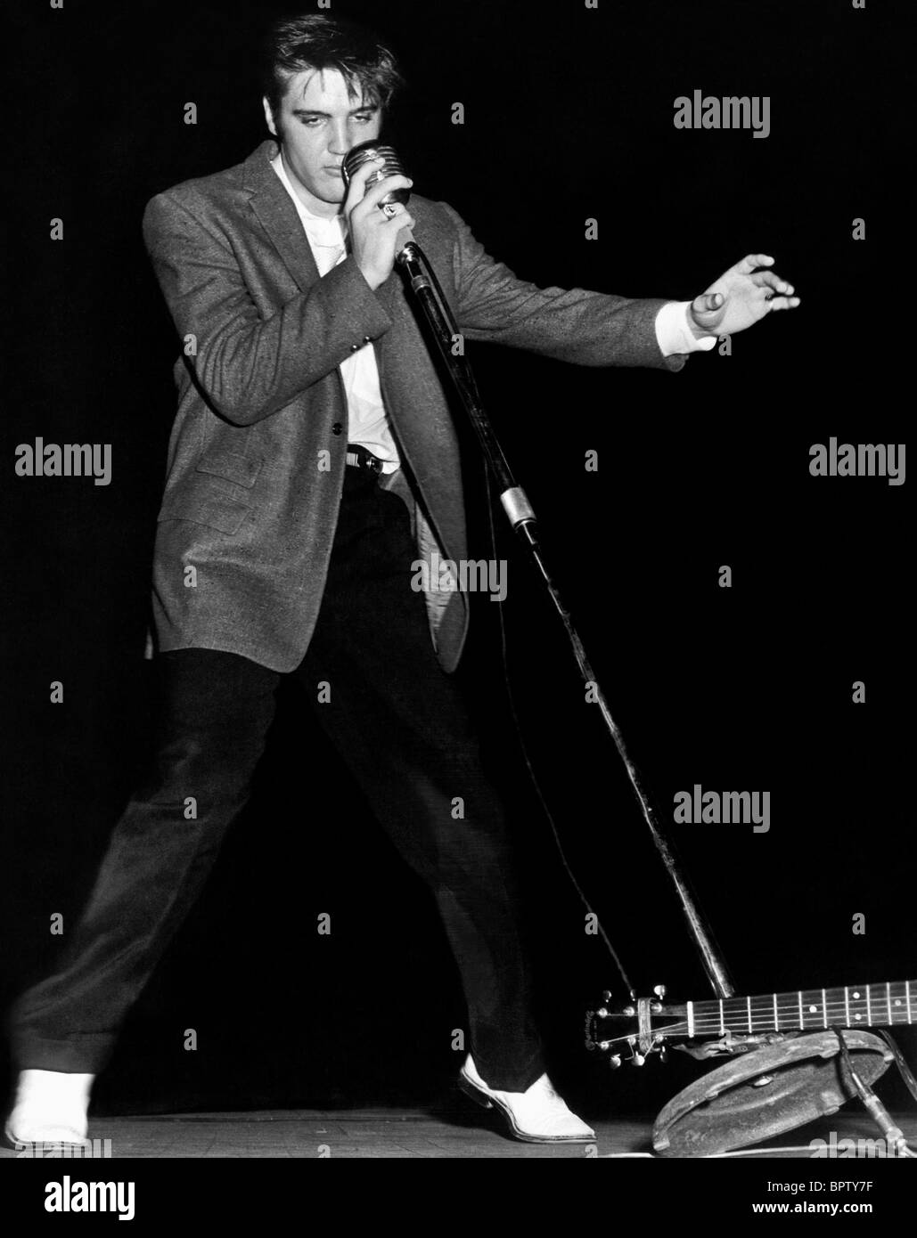 ELVIS PRESLEY SINGER & ACTOR (1957 Stock Photo - Alamy