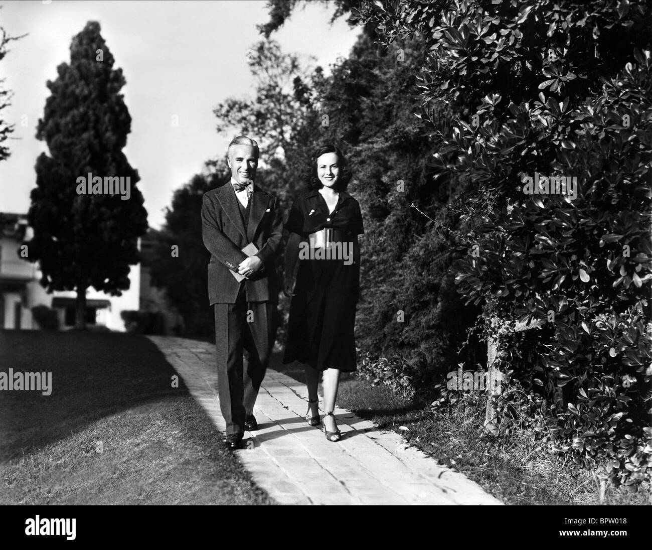CHARLIE CHAPLIN & PAULETTE GODDARD ACTOR & COMEDIAN WITH ACTRESS (1933 ...
