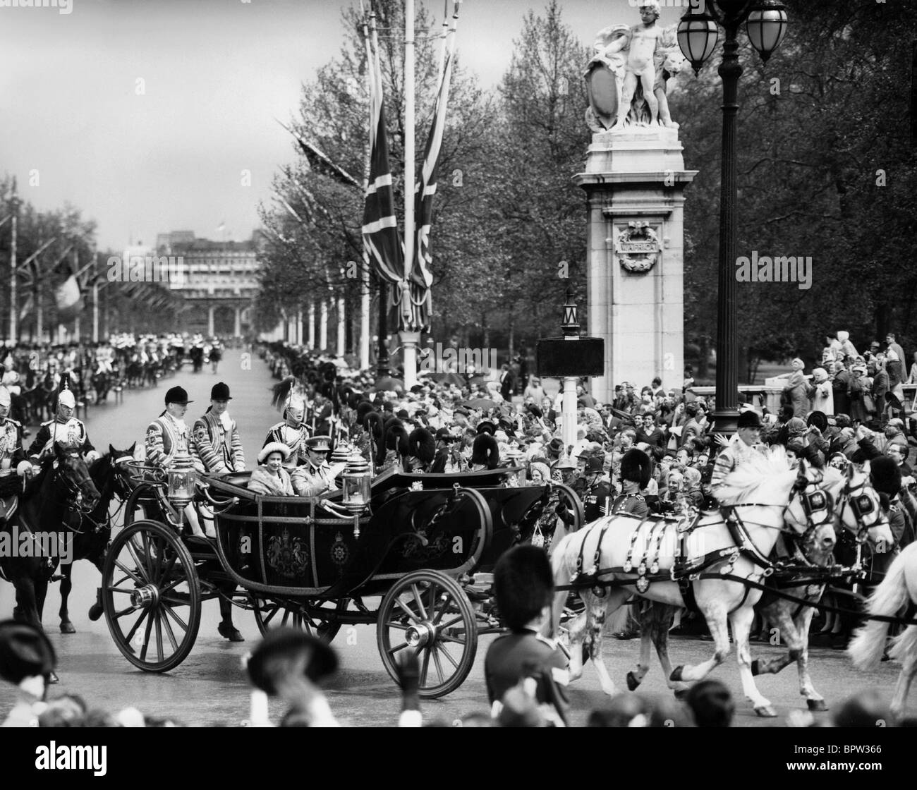 QUEEN ELIZABETH II & KING BAUDOUIN QUEEN OF ENGLAND 10 June 1963 Stock ...