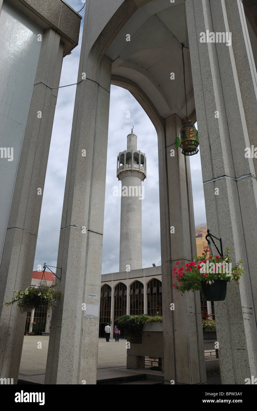 The London Central Mosque (also known as the Islamic Cultural Centre ...