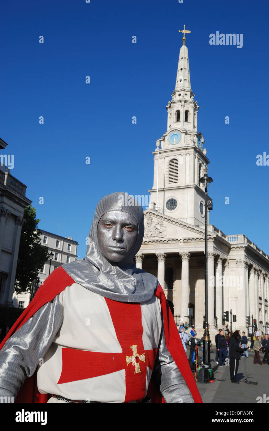 Living statue london hi-res stock photography and images - Alamy