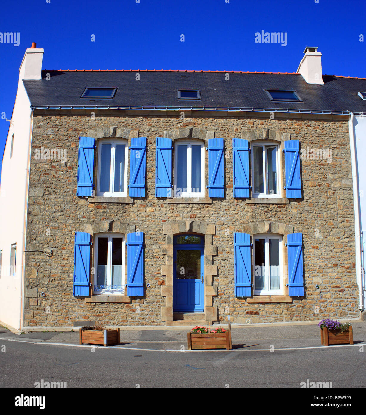 House with blue shuttered windows, Place de Eglise, Larmor-Baden ...