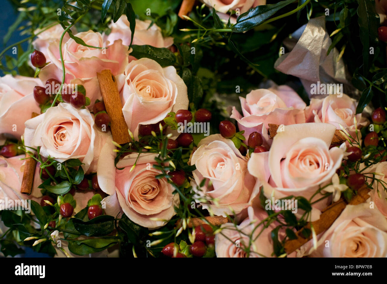 wedding flowers pink roses and cinnamon Stock Photo - Alamy