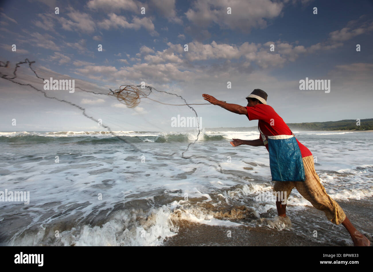 fisherman throw the net Stock Photo - Alamy