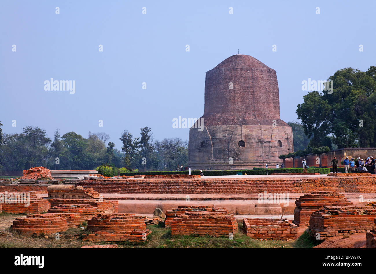 The buddhist Dhamekh Stupa, Sarnath, Uttar Pradesh, India Stock Photo ...