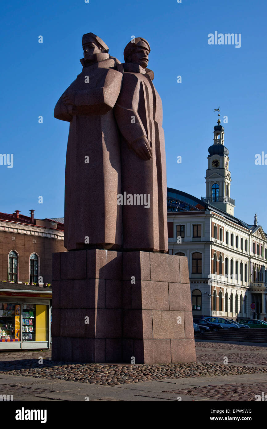 Statue with rifle hi-res stock photography and images - Alamy