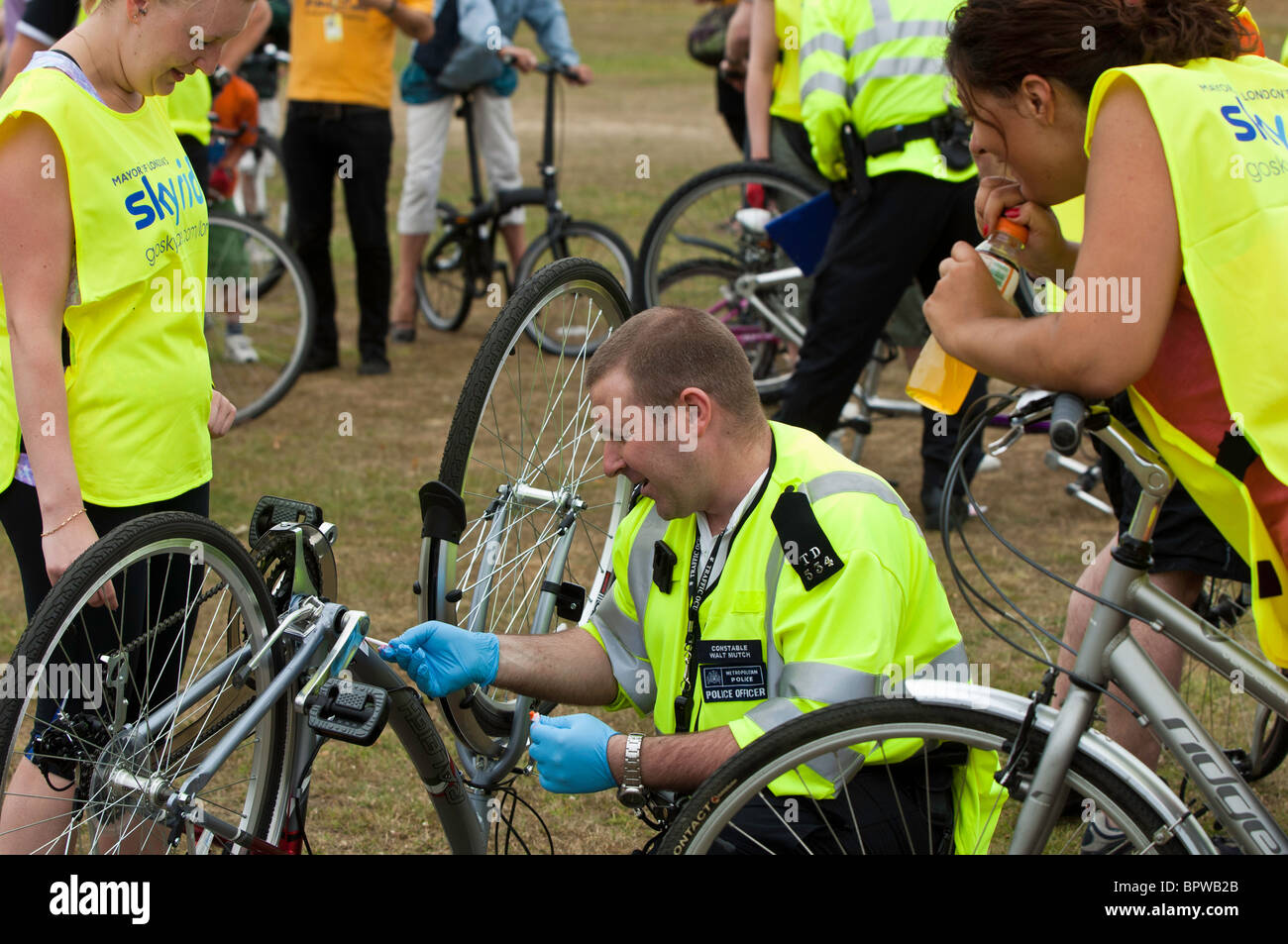 Security tagging police hi-res stock photography and images - Alamy