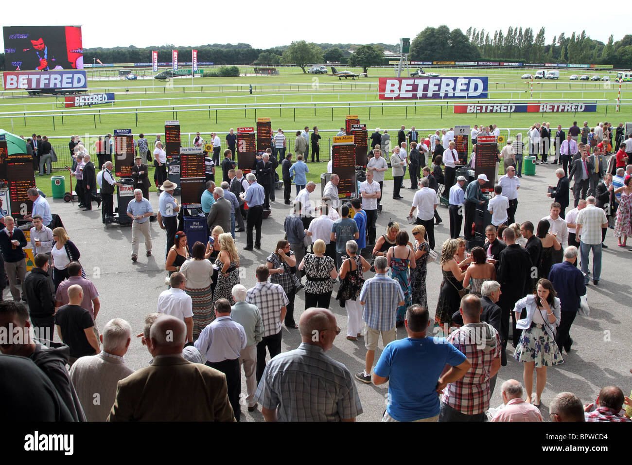 Horse racing haydock park High Resolution Stock Photography and Images ...