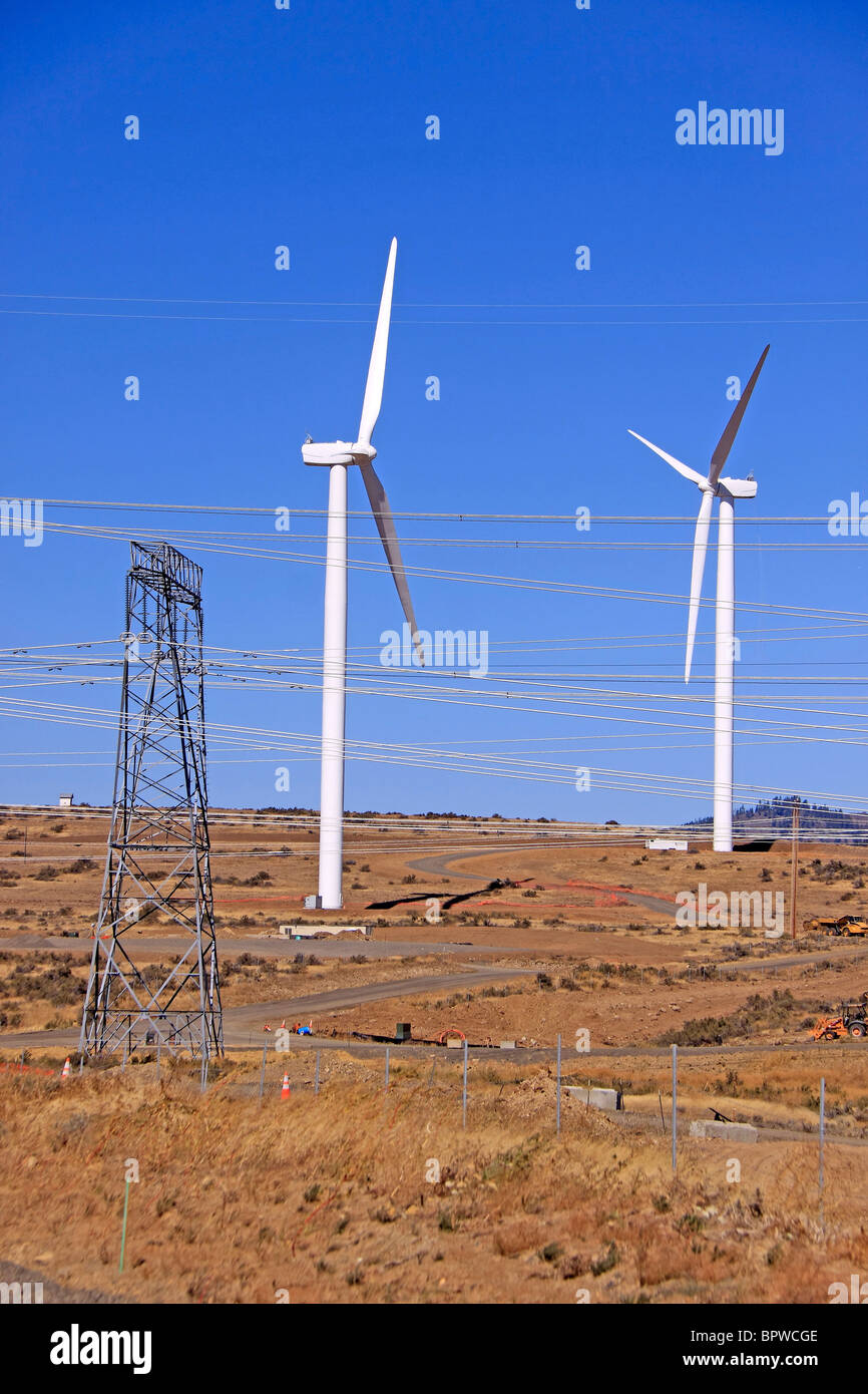 Electric generating windmills on a hill near Ellensburg Washington with ...