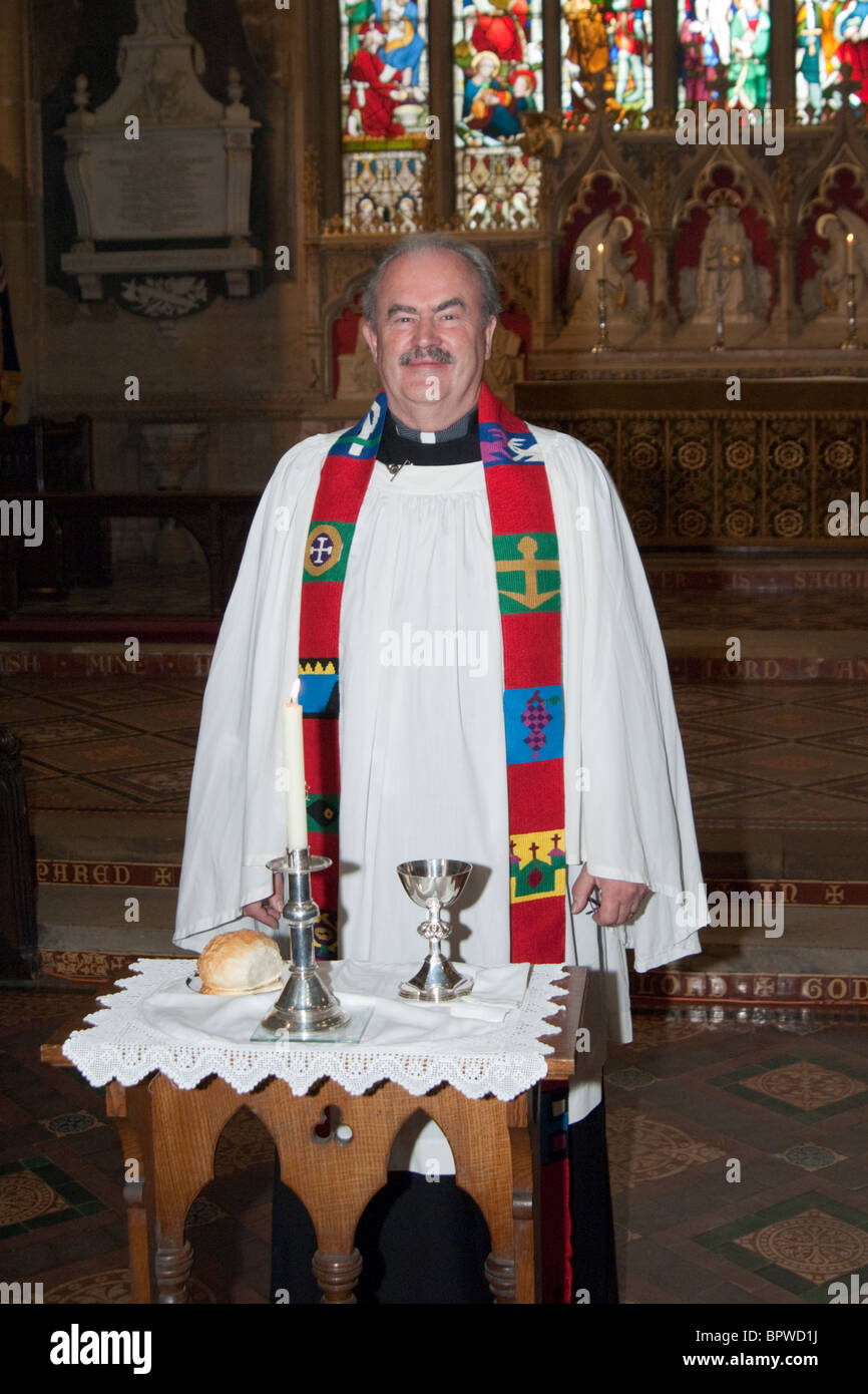 Vicar dog collar hi-res stock photography and images - Alamy