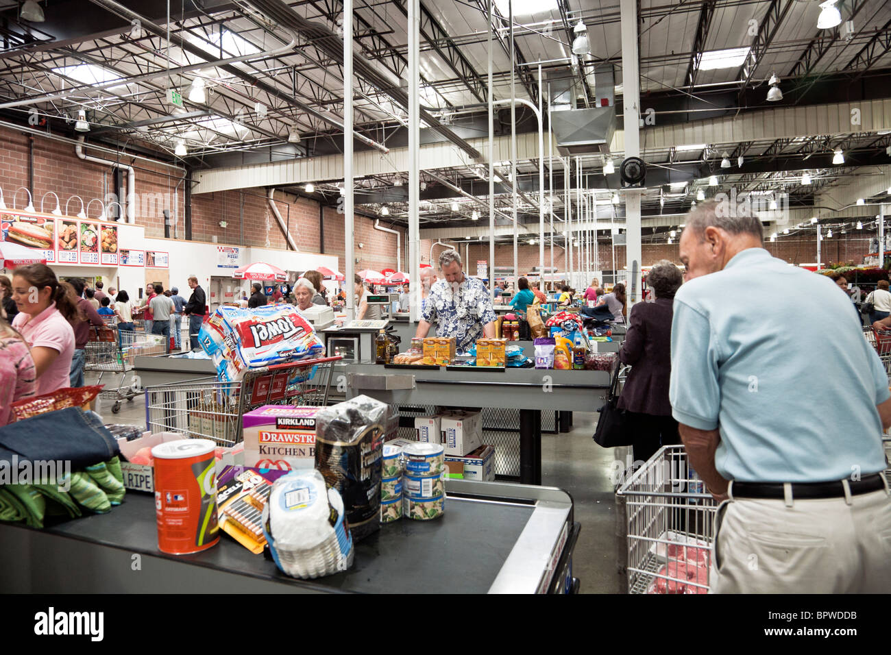 Supermarket checkout counters hi-res stock photography and images - Alamy