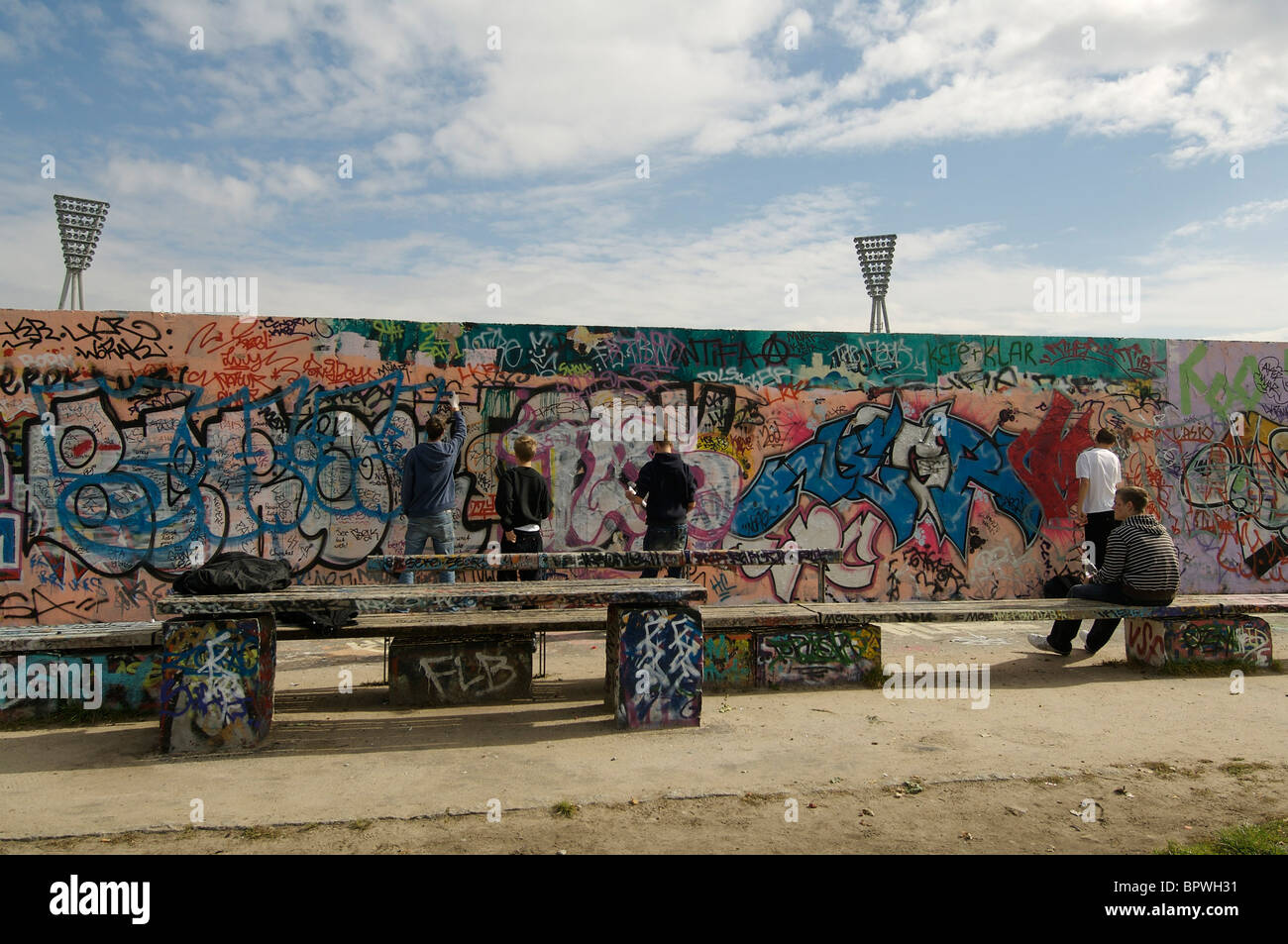 Mauer park - Artists painting the Berlin wall at Prenzlauer Berg Stock ...