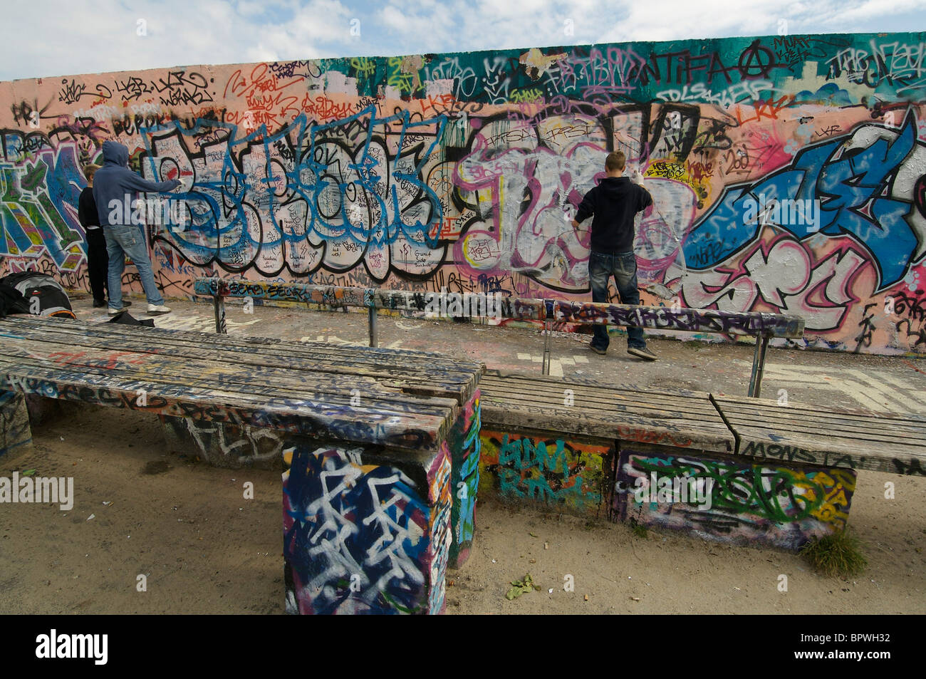 Mauer park - Artists painting the Berlin wall at Prenzlauer Berg Stock ...