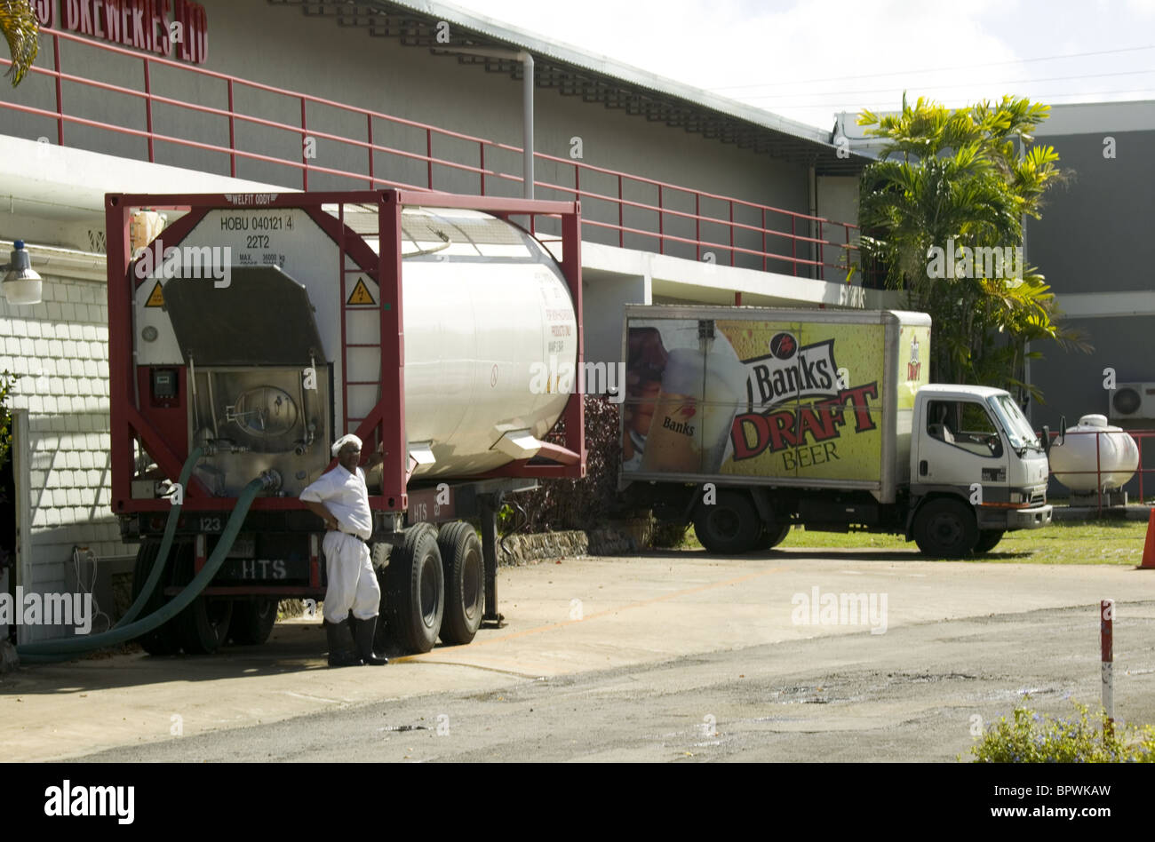 Beer lorry hi-res stock photography and images - Alamy