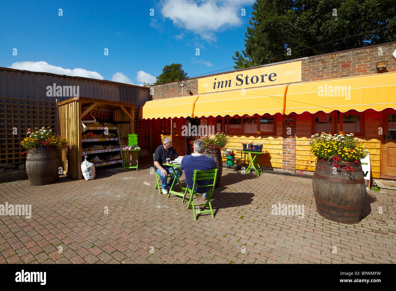 Village pub and shop hi-res stock photography and images - Alamy