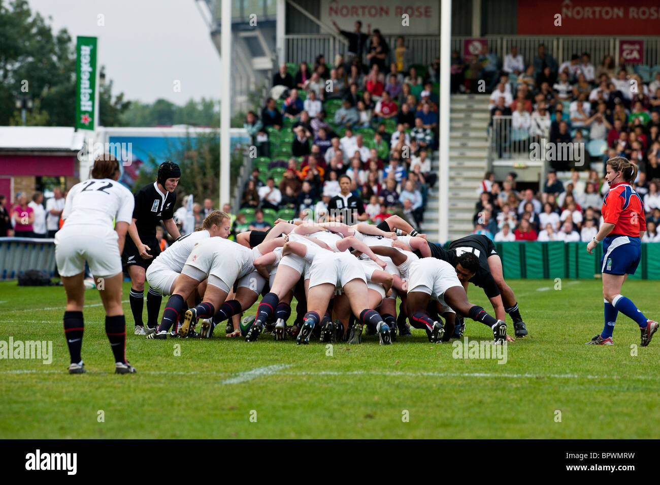 Womens rugby scrum hi-res stock photography and images - Alamy