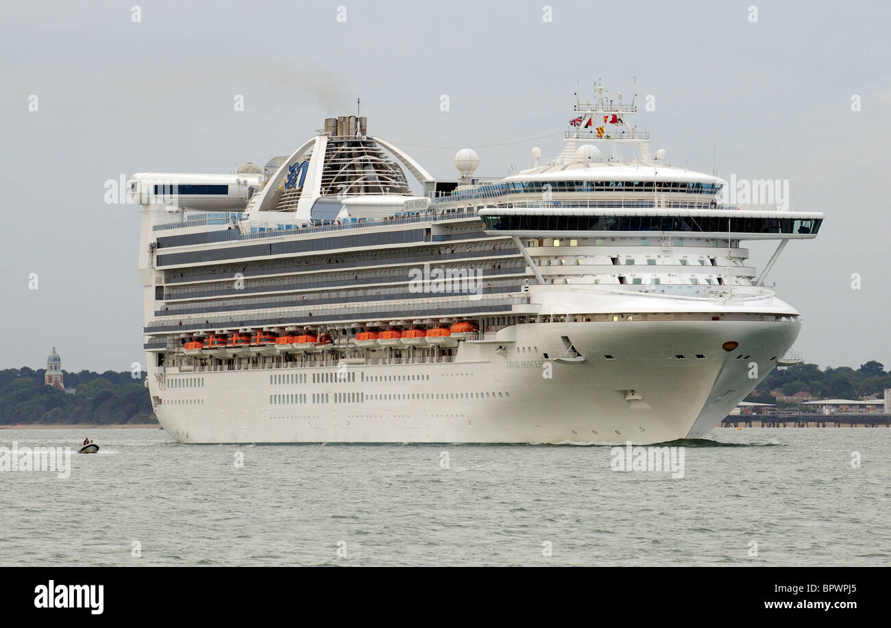 Shipping company princess cruises hi-res stock photography and images ...