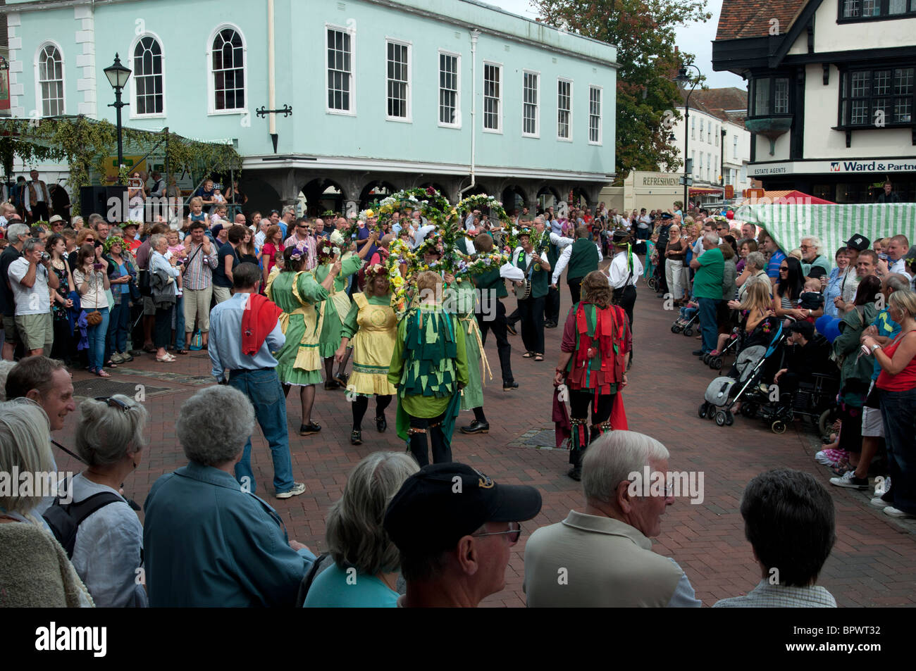parade of dancers market square Faversham Hop Festival faversham kent ...