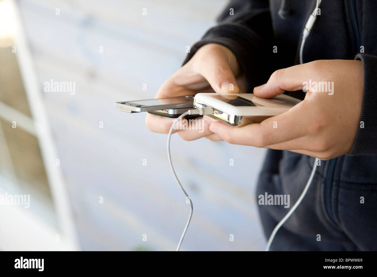 Hand holding ipod hi-res stock photography and images - Alamy