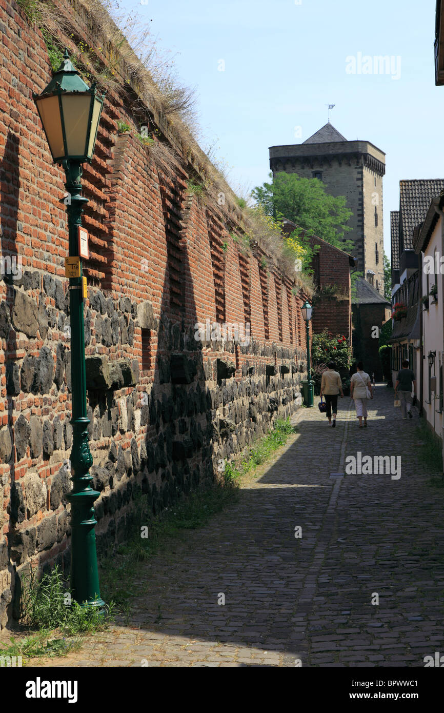 Mittelalter, Feste Zons, Stadtmauer mit Rheintor und Zollturm in ...