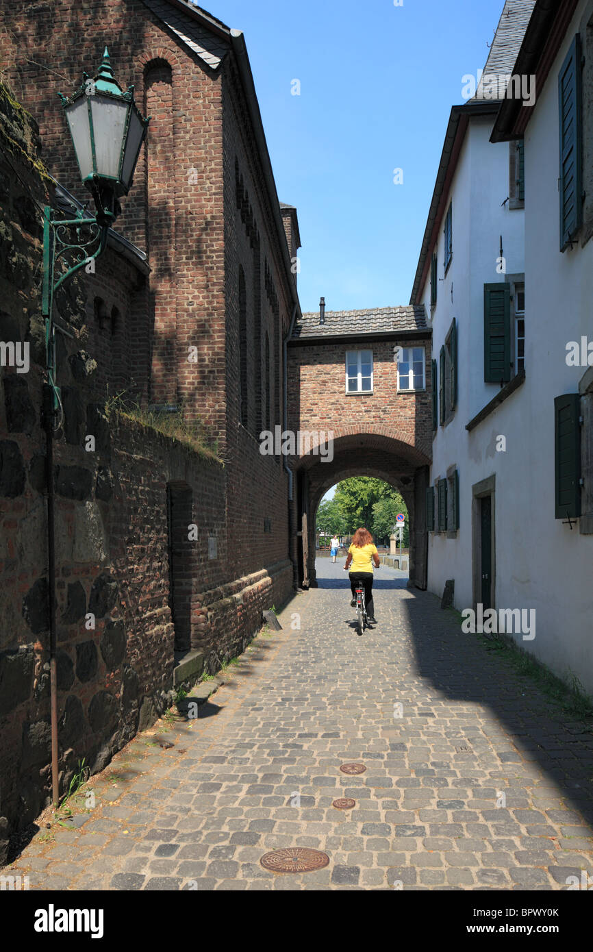Mittelalter, Feste Zons, Torbogen am Rheintor und Zollturm in Dormagen ...
