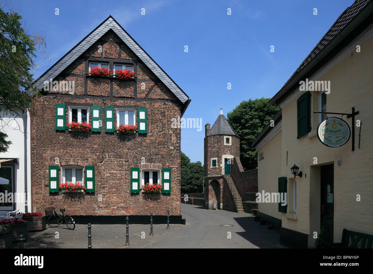 Mittelalter feste zons stadtmauer mit hi-res stock photography and ...