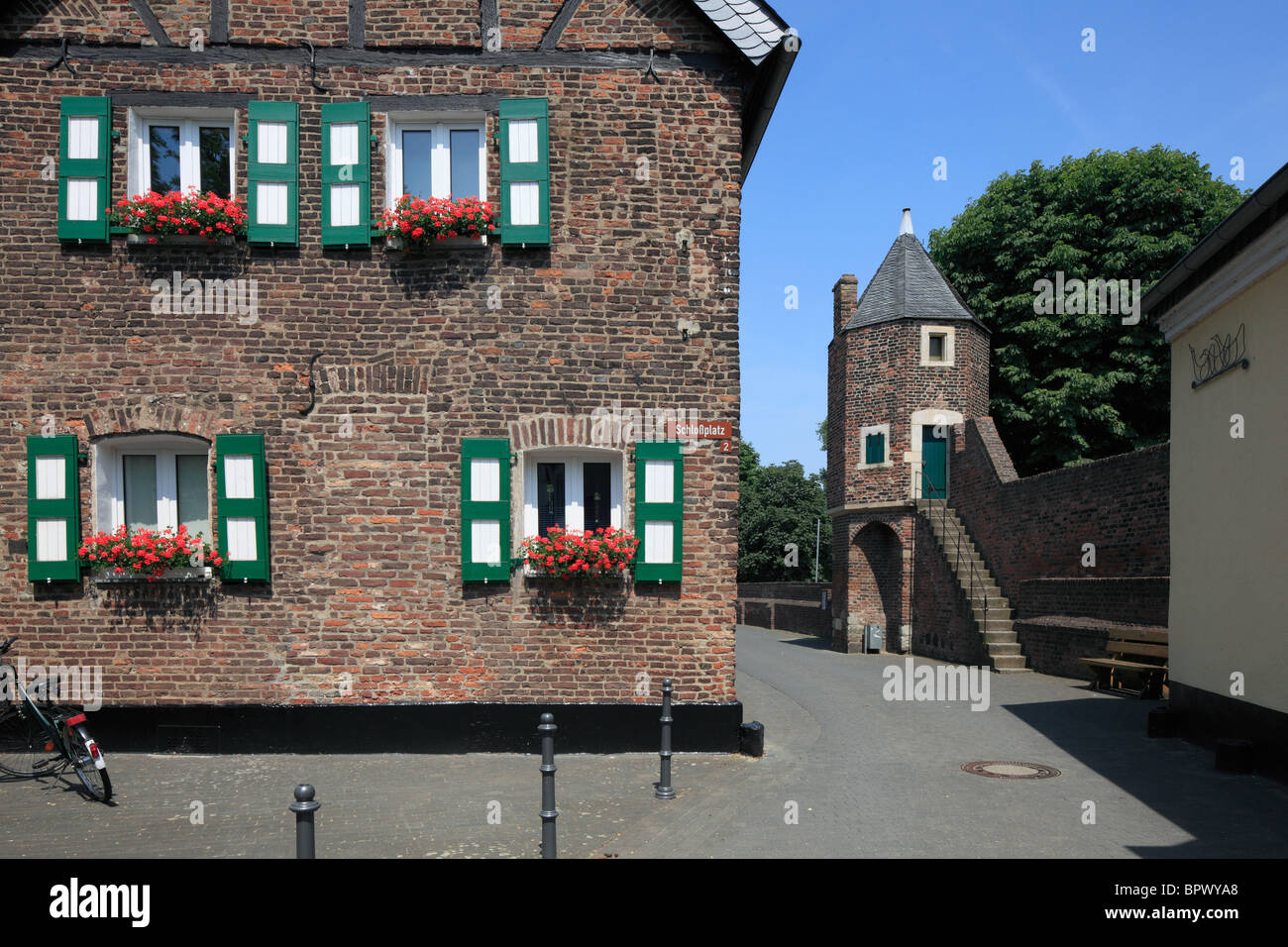 Mittelalter feste zons stadtmauer mit hi-res stock photography and ...