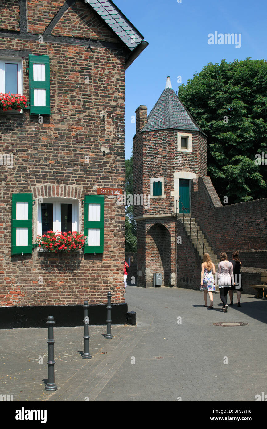 Mittelalter, Feste Zons, Stadtmauer mit Wehrturm Pfefferbuechse in ...