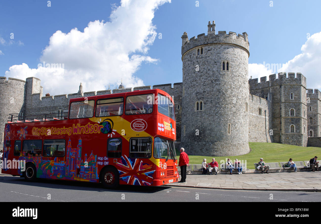 Sight-seeing bus waiting for tourists outside Windsor Castle Stock ...