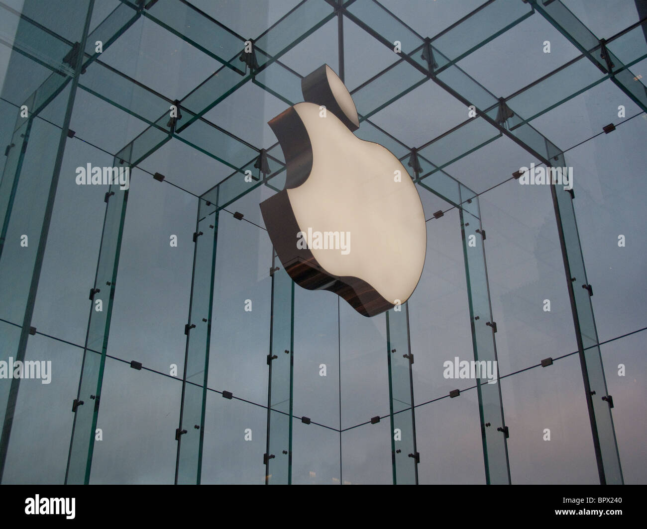 Apple store window Stock Photo - Alamy
