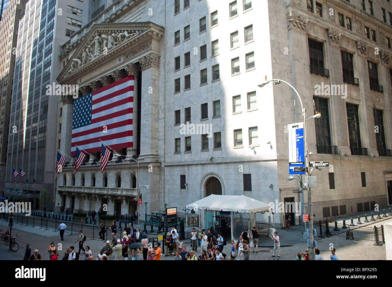The New York Stock Exchange at Wall and Broad Street sin New York Stock ...