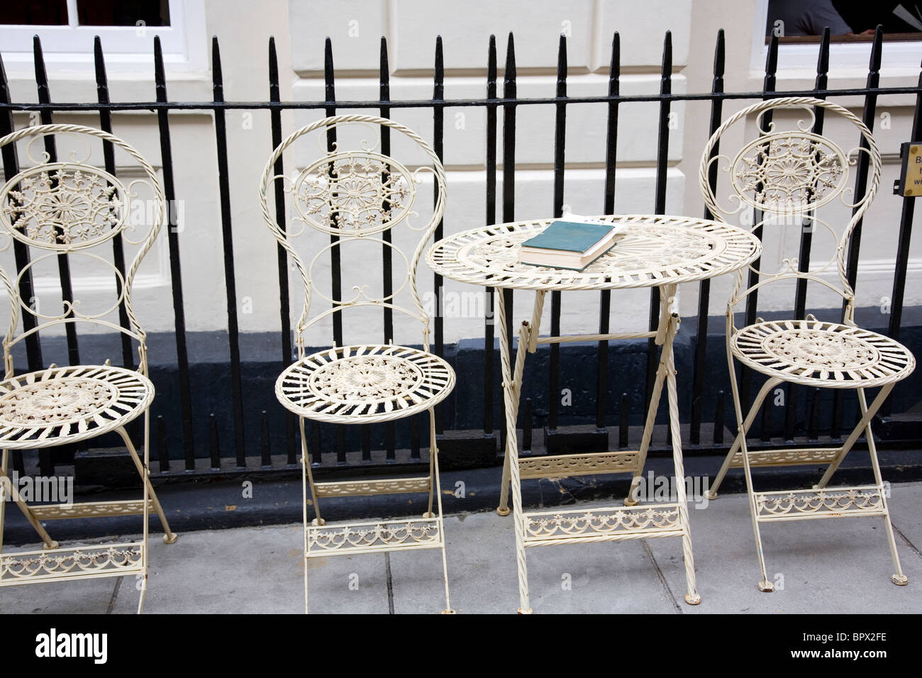 Pavement seating outside Sketch Restaurant - london Stock Photo - Alamy