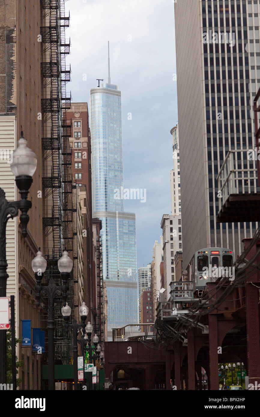 street scene on Wabash Avenue, Chicago, Illinois, showing the Chicago ...