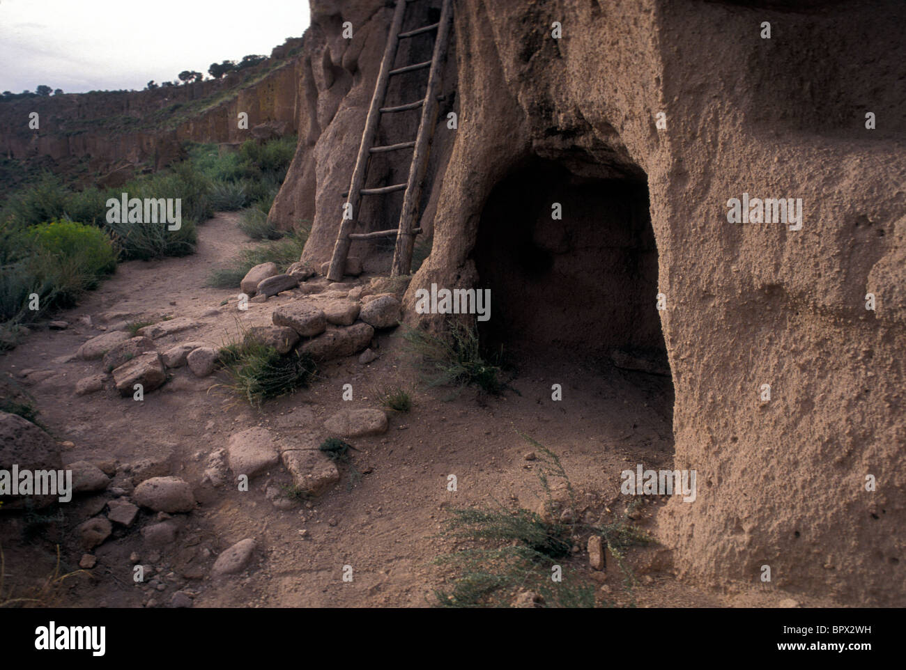 Cliff dwellings prehistoric hi-res stock photography and images - Alamy
