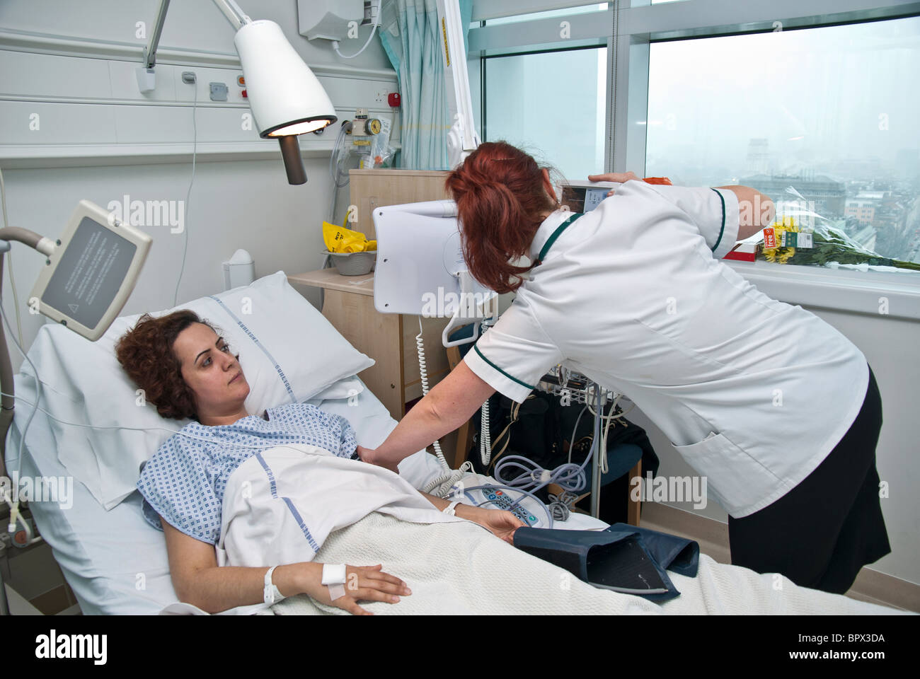 NURSE RADING THE PATIENTS HEALT RECORD IN THE HOSPITAL Stock Photo - Alamy