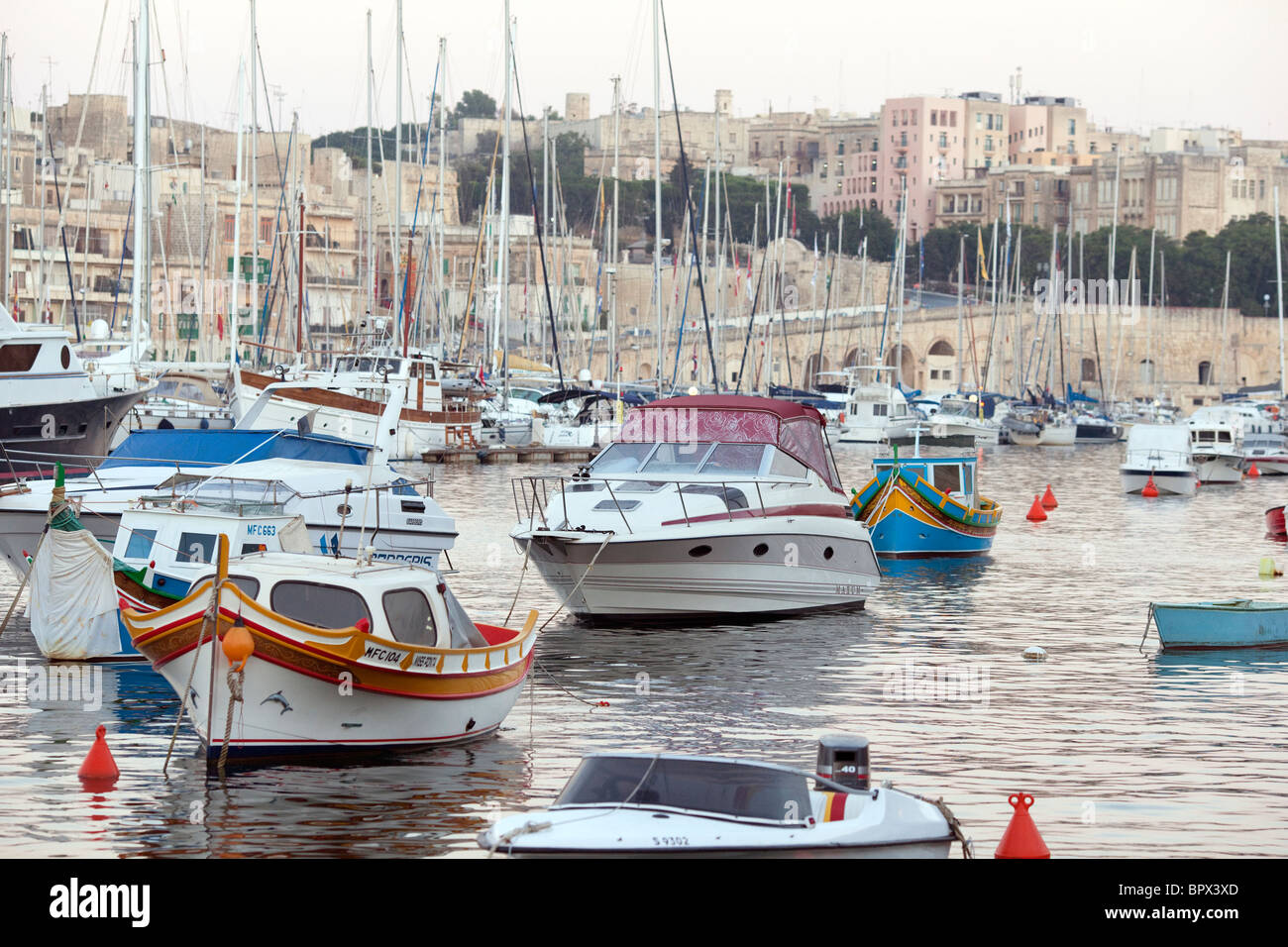 Harbour cities hi-res stock photography and images - Alamy