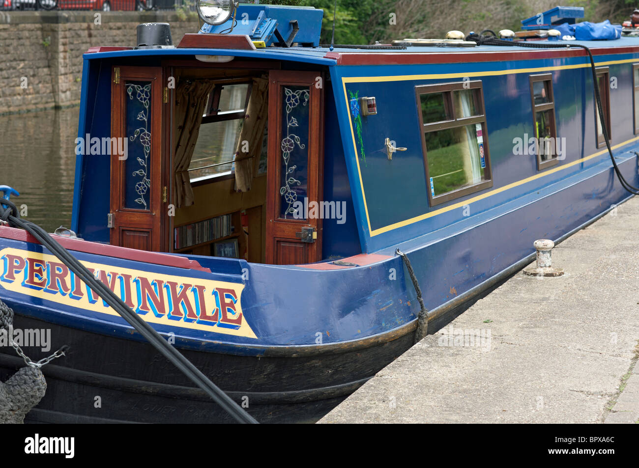 Blue narrowboat hi-res stock photography and images - Alamy