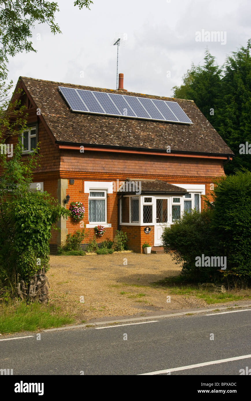 Solar panels house uk hi-res stock photography and images - Alamy
