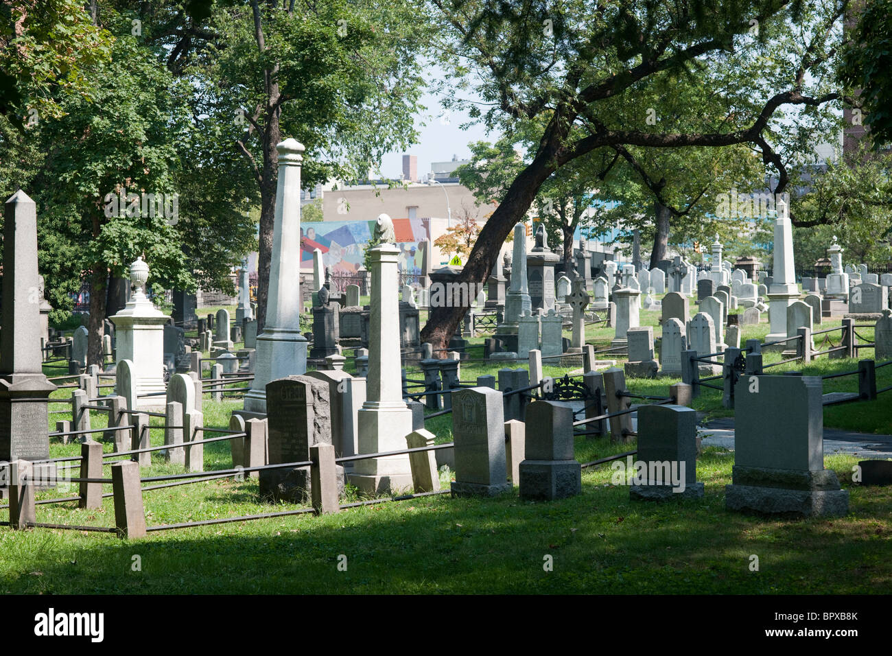 Trinity cemetery new york crowded hi-res stock photography and images ...