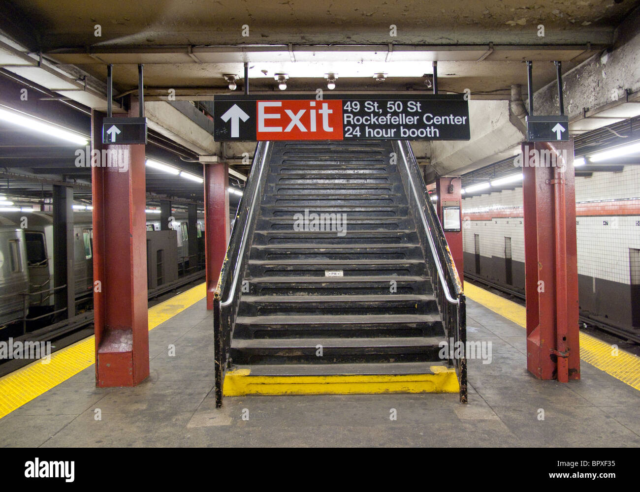Empty subway platform hi-res stock photography and images - Alamy
